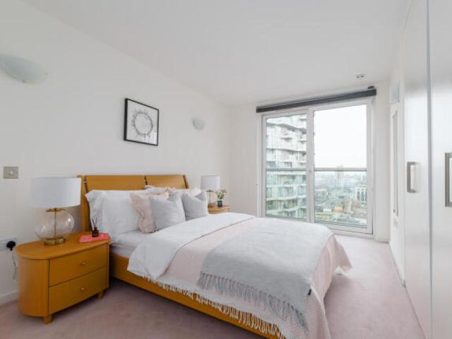 2 bedroom flat for sale in Fairmont Avenue, London, E14