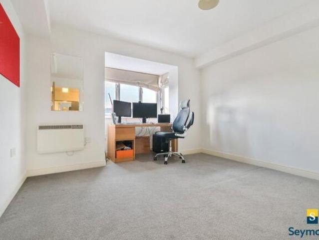 2 bedroom flat for sale in Faraday Road, Guildford, Surrey, GU1