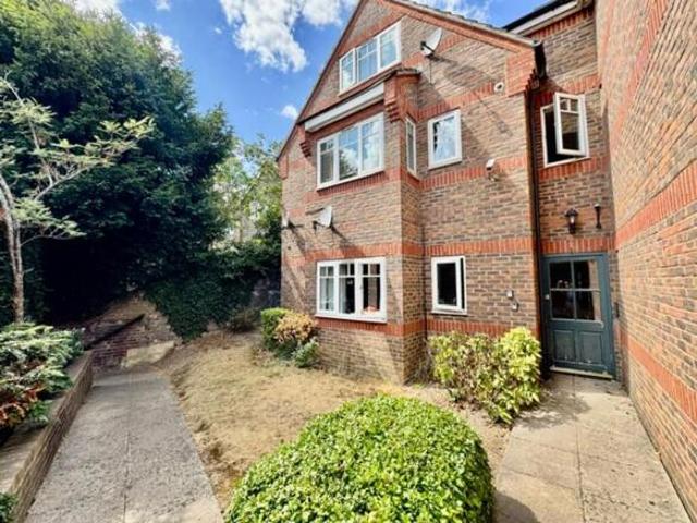 2 bedroom flat for sale in Farley Hill, Luton, LU1