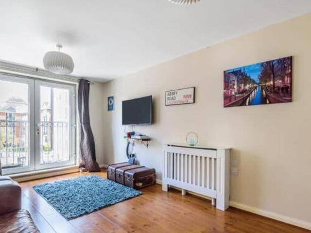 2 Bedroom Flat For Sale In Farnborough, Hampshire