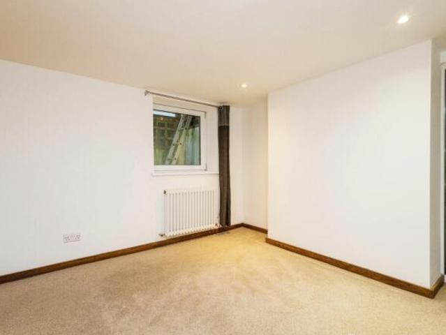 2 bedroom flat for sale in Farnham Road, Guildford, Surrey, GU2