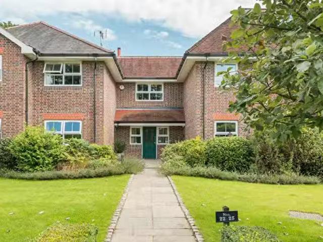 2 Bedroom Flat For Sale In Farnham Road, Liss, Hampshire, GU33