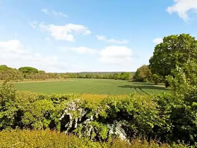 2 Bedroom Flat For Sale In Farnham Road, Liss, Hampshire, GU33