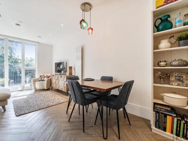 2 bedroom flat for sale in Fellowes Rise, Winchester, Hampshire, SO22