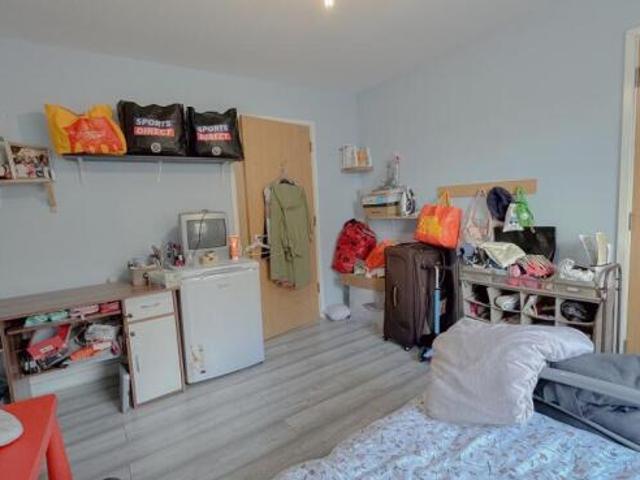 2 bedroom flat for sale in Ferndale Crescent, Carshalton, Surrey. SM5