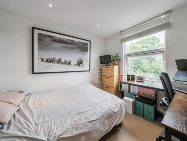 2 bedroom flat for sale in Ferndale Road, Clapham, London, SW4