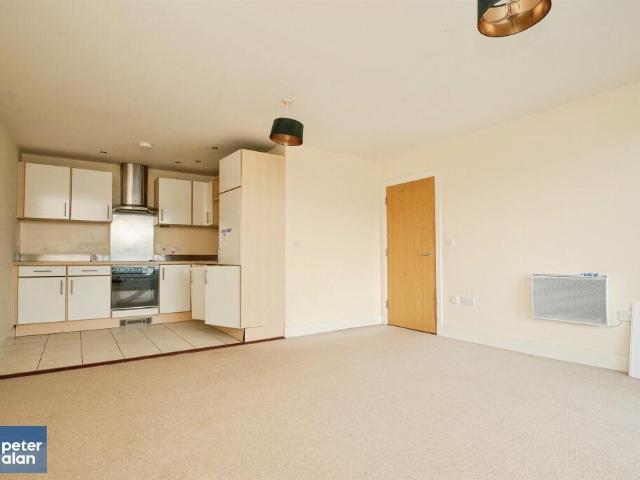 2 bedroom flat for sale in Ferry Court, Cardiff, CF11
