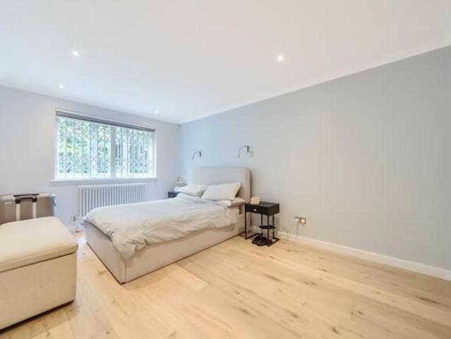 2 bedroom flat for sale in Finchley, Woodgrange Road, N12