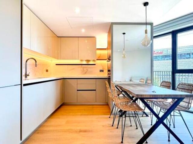 2 bedroom flat for sale in Fountain Park Way, London, W12