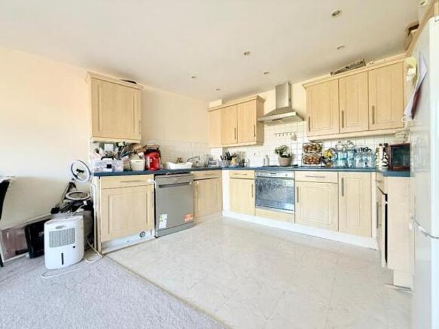 2 bedroom flat for sale in Foxglove Way, Luton, LU3