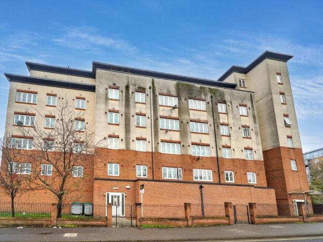 2 bedroom flat for sale in Flat 40 Centrika, Bath Road, Slough, Buckinghamshire, SL1 3SL, SL1