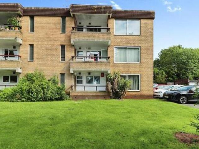 2 Bedroom Flat For Sale In Frenchay, Bristol