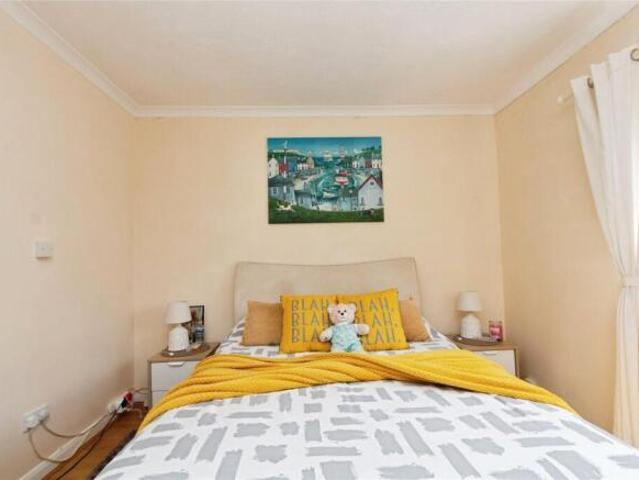 2 bedroom flat for sale in Frescade Crescent, Basingstoke, Hampshire, RG21