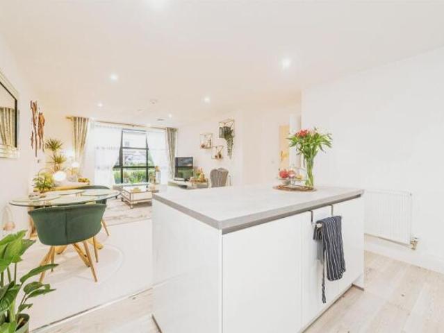 2 bedroom flat for sale in Fullbrook Drive, Basingstoke, Hampshire, RG21