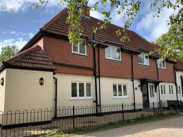2 bedroom flat for sale in Garden Road Burley Ringwood BH24 BH24