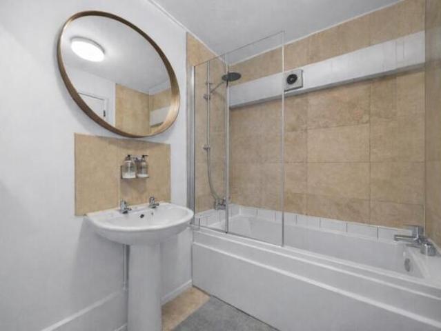 2 bedroom flat for sale in Gauden Road, London, SW4