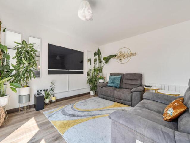 2 bedroom flat for sale in Gibbons House, Watford, WD18