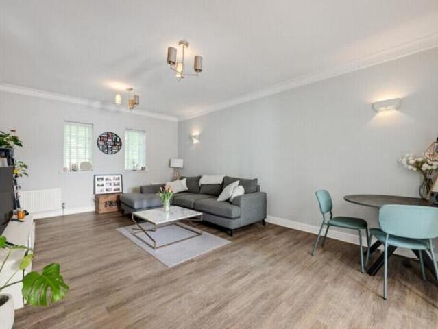 2 bedroom flat for sale in Gilbert Close, Shooters Hill, SE18