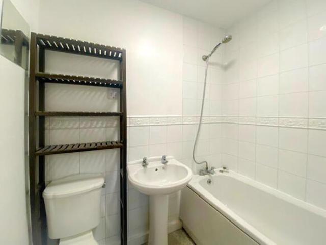 2 bedroom flat for sale in Gisburne Way, Watford, WD24