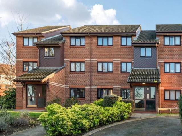 2 bedroom flat for sale in Godolphin Close, London, N13