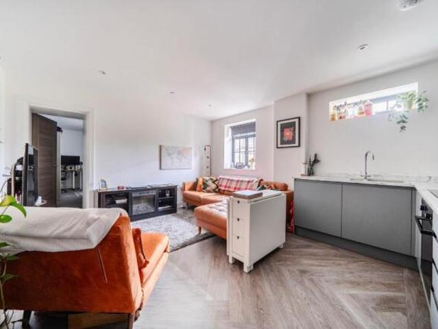 2 bedroom flat for sale in Governors Walk, Portsmouth, PO3