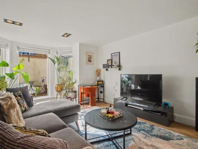 2 bedroom flat for sale in Gloucester Drive, London, N4