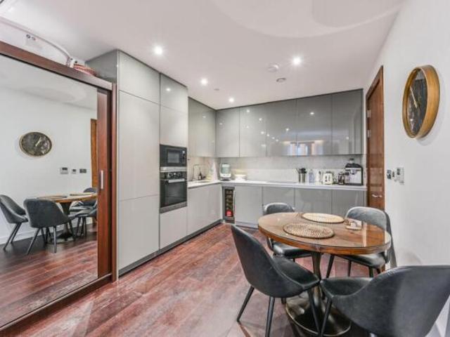 2 bedroom flat for sale in Glacier House, Nine Elms, London, SW11