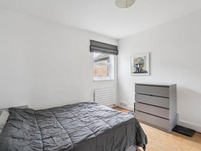 2 bedroom flat for sale in Gladstone Road, Watford, WD17