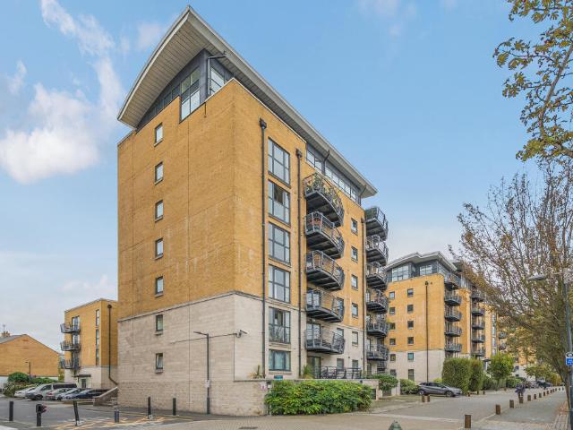 2 bedroom flat for sale in Glaisher Street, London, SE8