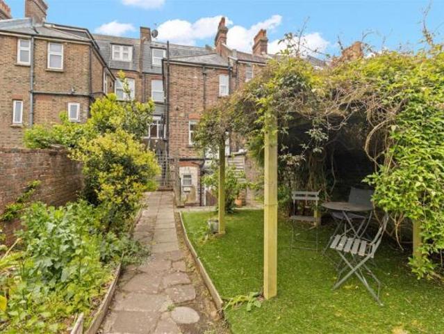 2 bedroom flat for sale in Grove Road, Eastbourne, BN21