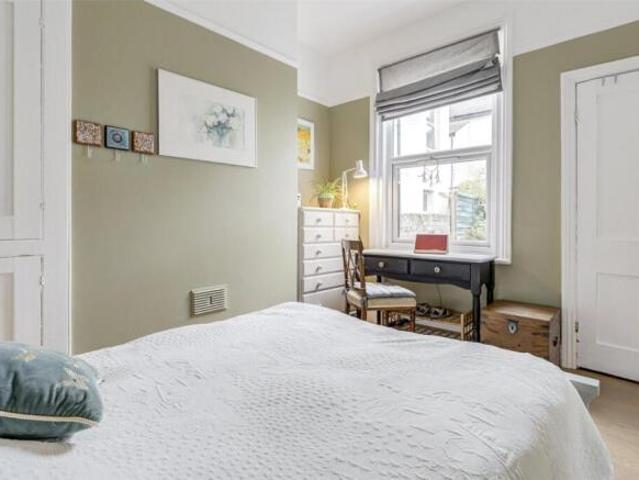 2 bedroom flat for sale in Gratwicke Road, Worthing, West Sussex, BN11