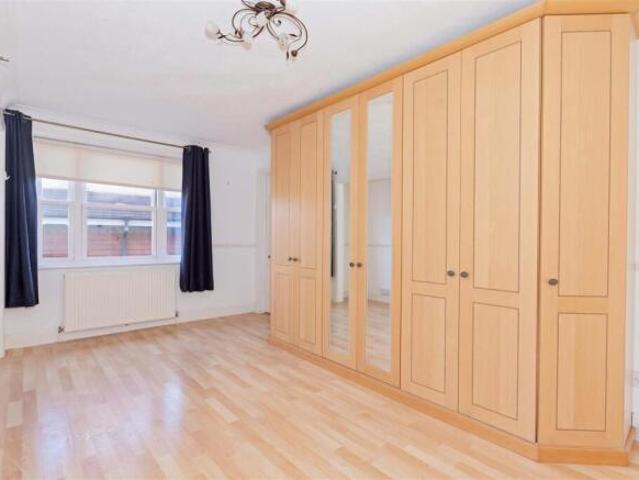 2 bedroom flat for sale in Grand Avenue, Worthing, BN11