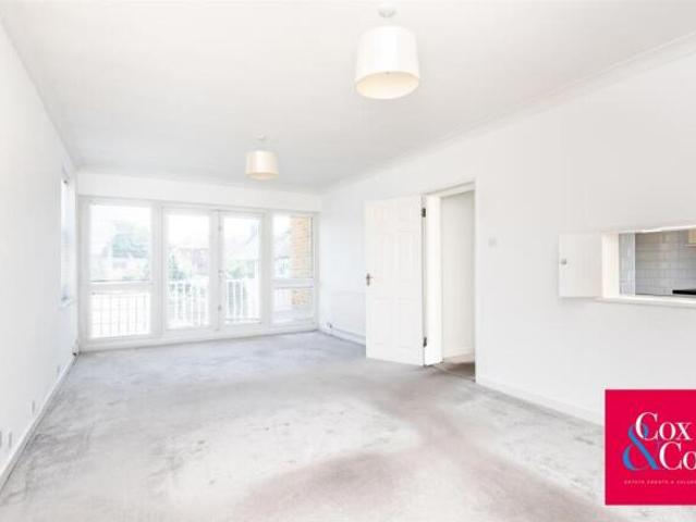 2 bedroom flat for sale in Grand Avenue, Worthing, BN11