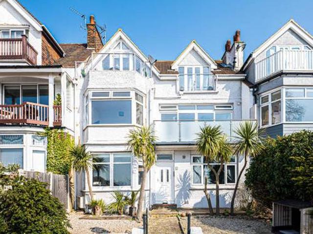 2 bedroom flat for sale in Grand Parade Leighonsea SS9