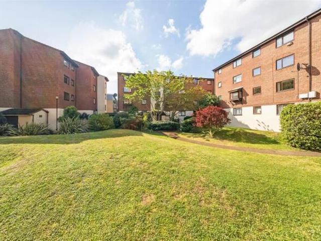 2 bedroom flat for sale in Granville Square, London, SE15