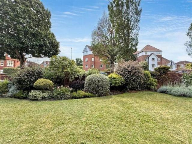 2 bedroom flat for sale in Granville Road, Eastbourne, BN20