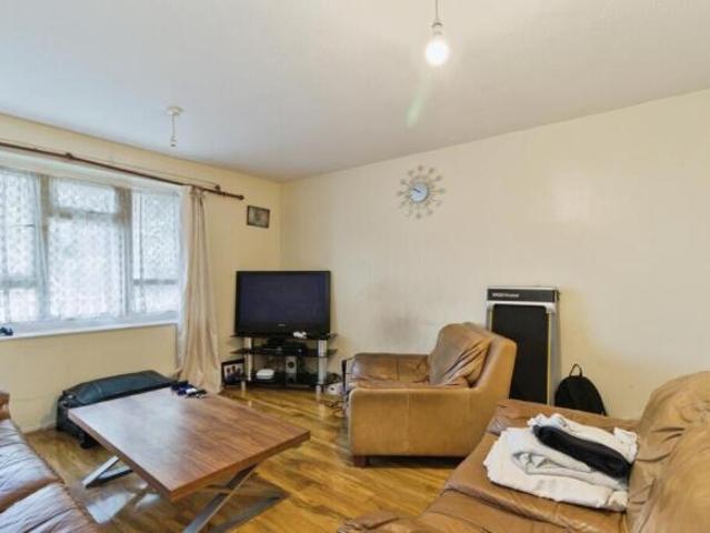 2 bedroom flat for sale in Gunner Lane, London, SE18