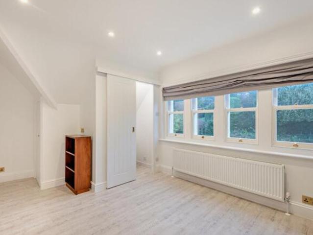 2 bedroom flat for sale in Guildown Road, Guildford, Surrey, GU2