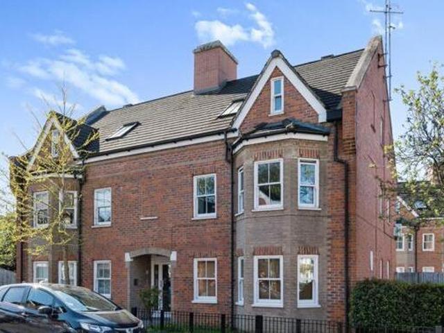 2 Bedroom Flat For Sale In Guildford, Surrey