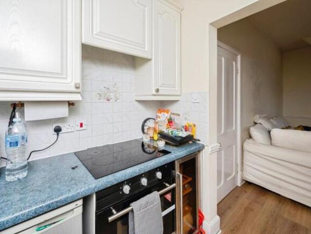 2 bedroom flat for sale in Hamilton Drive, Nottingham, Nottinghamshire, NG7
