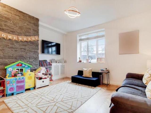 2 Bedroom Flat For Sale In Hammersmith Road, London