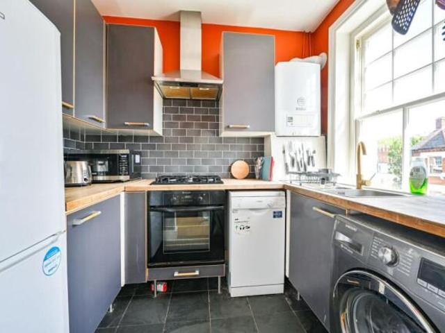 2 bedroom flat for sale in Hackford Road, Oval, London, SW9