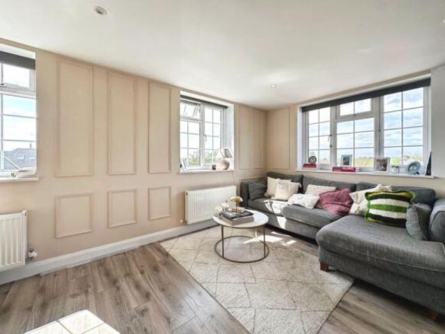 2 bedroom flat for sale in Hale Lane, Edgware, HA8