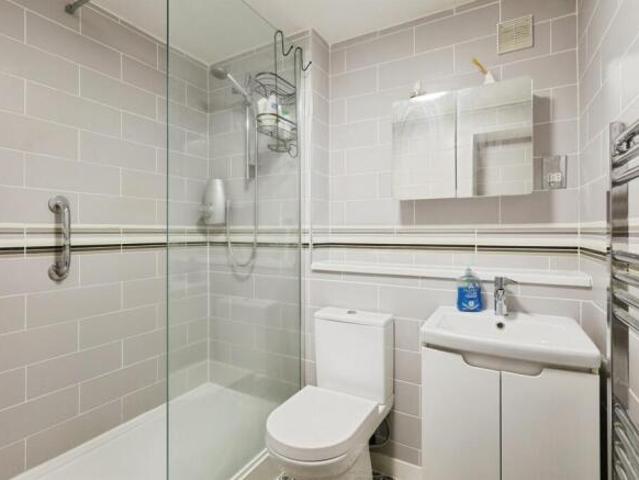2 bedroom flat for sale in Hartington Place, Eastbourne, BN21