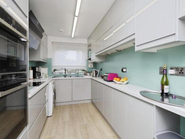 2 bedroom flat for sale in Hartington Place, Eastbourne, BN21