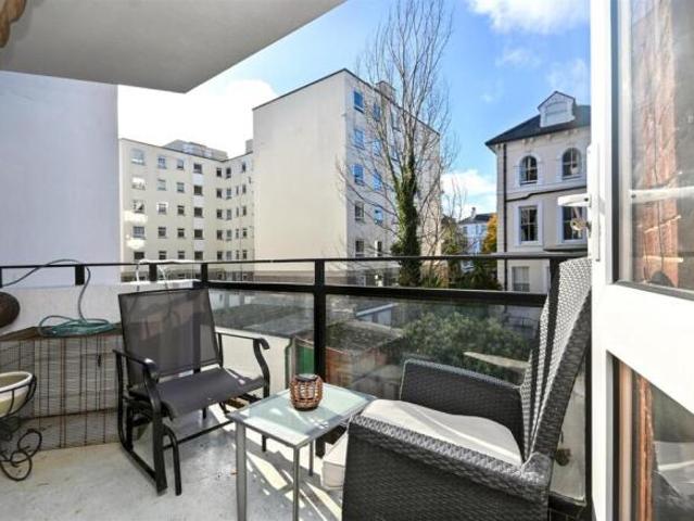 2 bedroom flat for sale in Hartington Place, Eastbourne, BN21