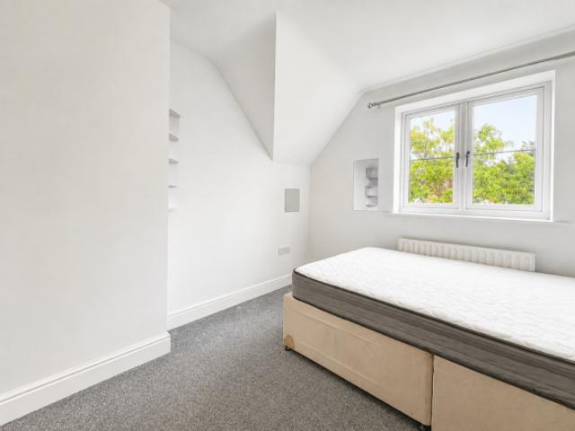 2 bedroom flat for sale in Harvey Road, Slough, SL3