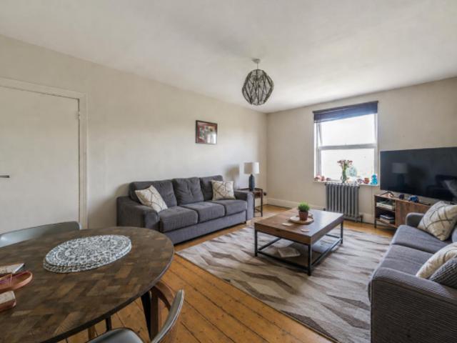 2 bedroom flat for sale in Harvist Road, London NW6