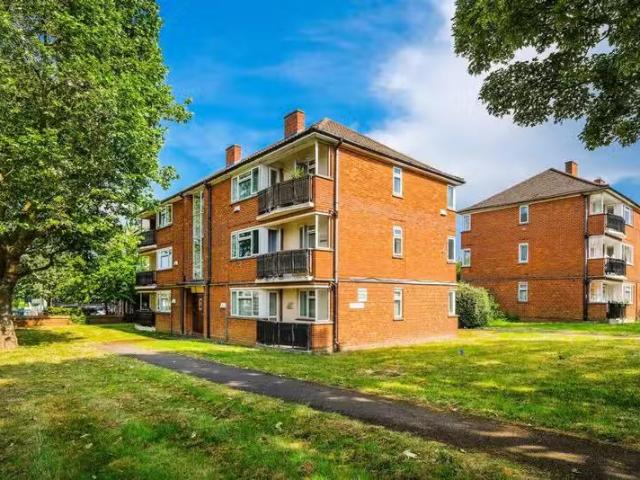 2 bedroom flat for sale in Hatch Lane, Chingford, E4