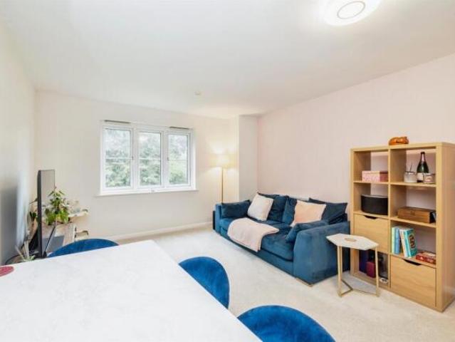 2 bedroom flat for sale in Haywood Crescent, Watford, WD17